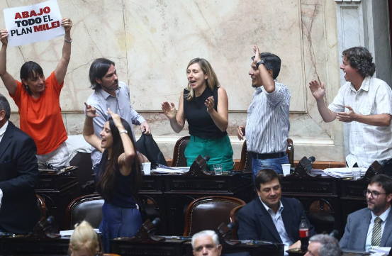 הפרלמנט בארגנטינה דחה את חוקי ההפיכה המשטרית בעת שהנשיא מיליי ביקר ...